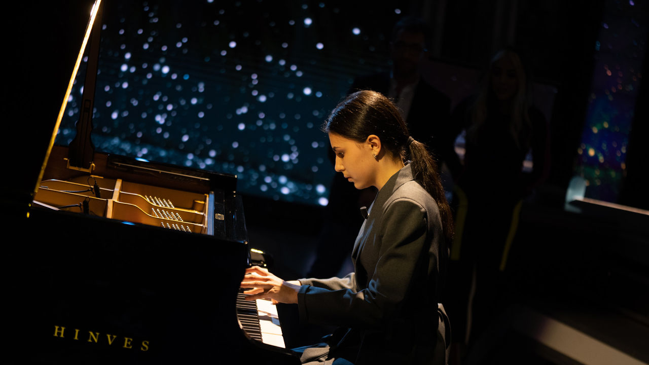Alexandra Dovgan nos deja con la boca abierta con su maestría al piano ...